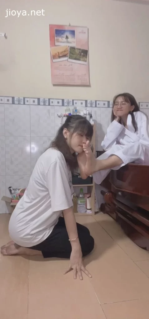 极品足控博主maysole 女孩跪着舔脚 1V (758M) – jio呀